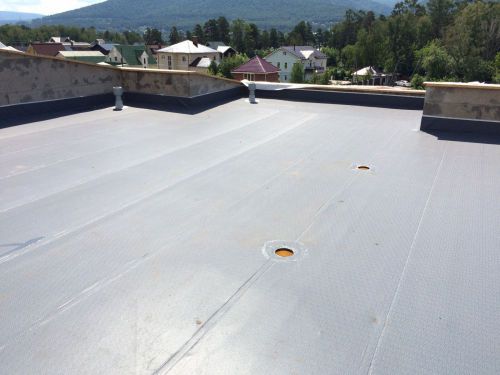 Как организовать водосток на плоской крыше?